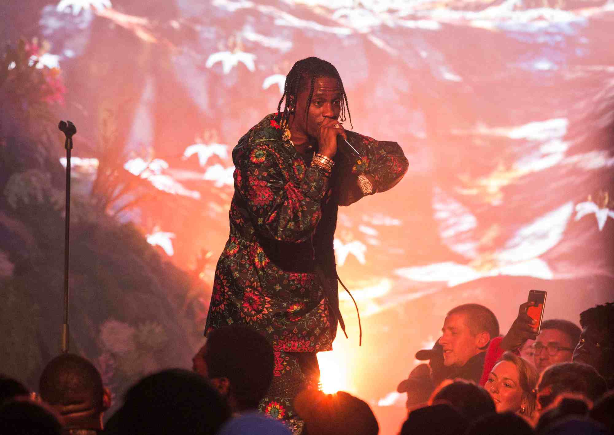 Travis Scott Falls Off Stage After Being Invited Up By Drake And Young ...