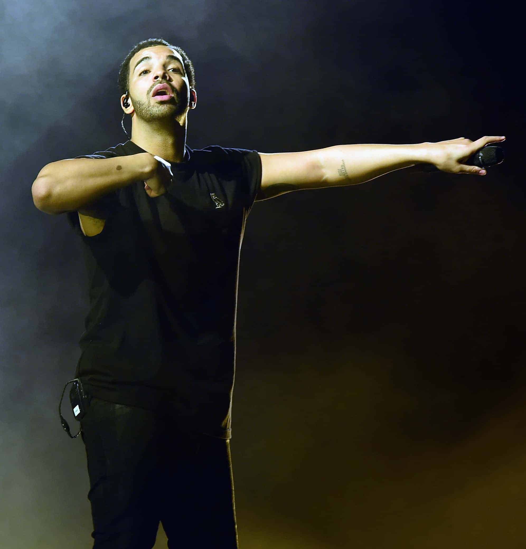 Watch Drake Join a Crazy Mosh Pit at the Travis Scott Tour! [VIDEO]