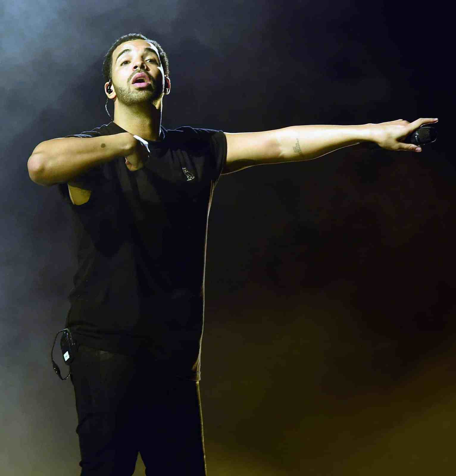Watch Drake Join a Crazy Mosh Pit at the Travis Scott Tour! [VIDEO]