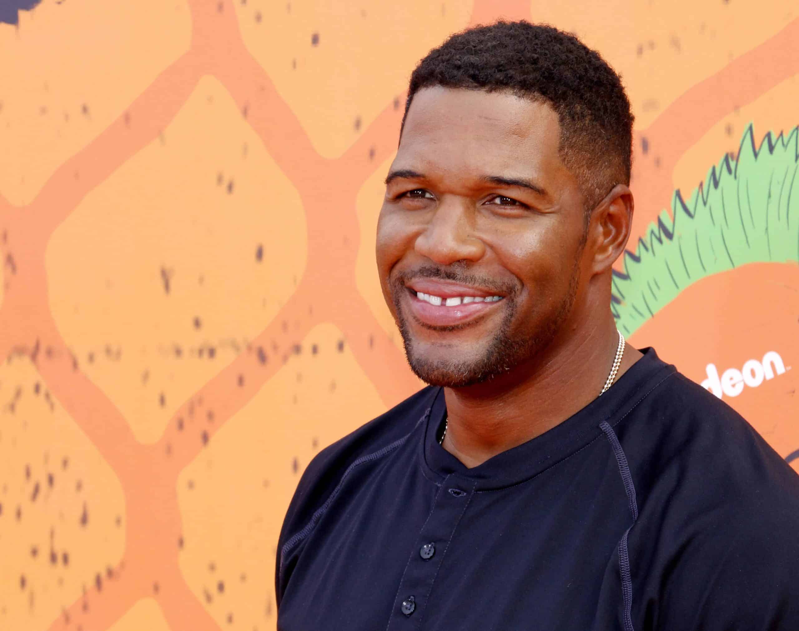 Michael Strahan Closes Signature Gap + Shows Off New Smile! - HOT 97