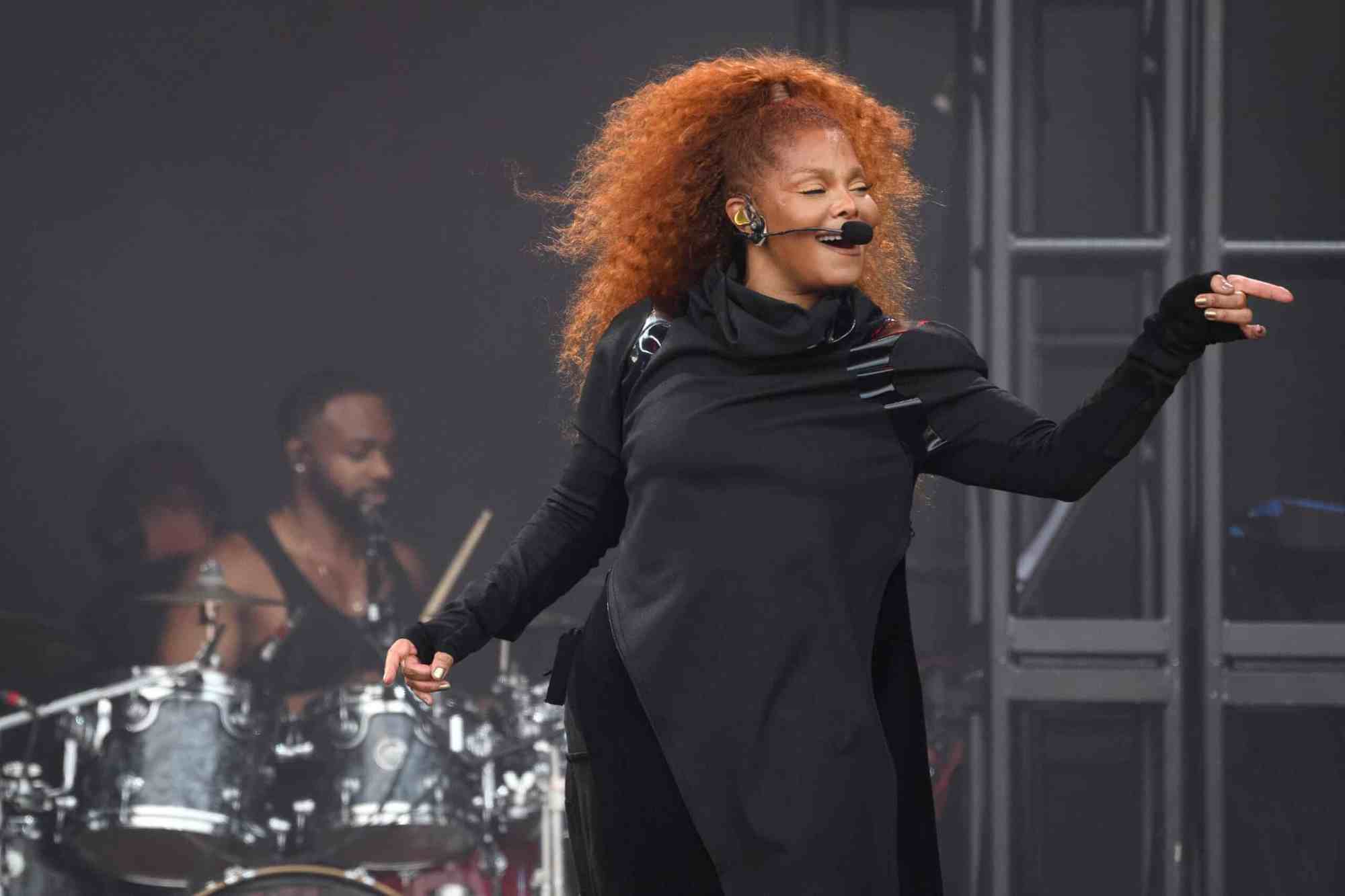 Janet Jackson’s Concert Gets Freaky On Stage, Tongues Down Her Backup ...
