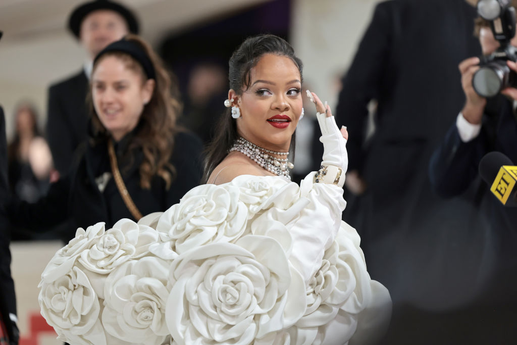 Rihanna Sends 'I'm Retired' Message; Social Media Reacts