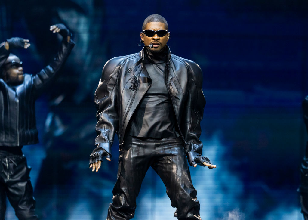 Usher Honors Frankie Beverly With Special Performance - HOT 97